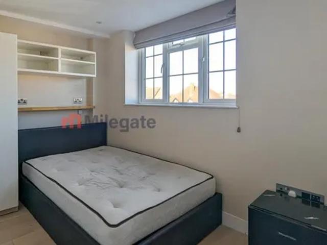 Pets at Home, Gunnersbury Avenue, London, W5 4HD, United Kingdom | Room for rent #140398187 | Rentberry