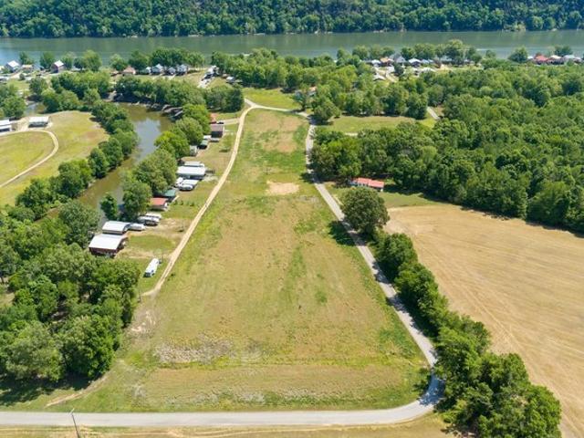 Pevahouse Camp Ln, Decaturville, TN 38329