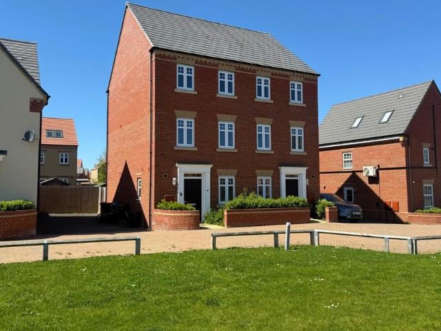 Pever Green, Eagle Farm South 4 bed townhouse to rent £1,950 pcm £450 pw