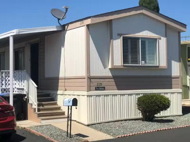 PG219JF Affordable Living At It's Best! 2 Bedroom 1 Bath Manuf.