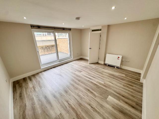 Phoenix Court, Guildford GU1, 2 bed flat to rent, £1,700 pcm | PrimeLocation