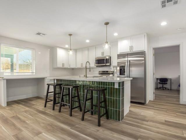 Phoenix House with Dining area. Beautiful & modern