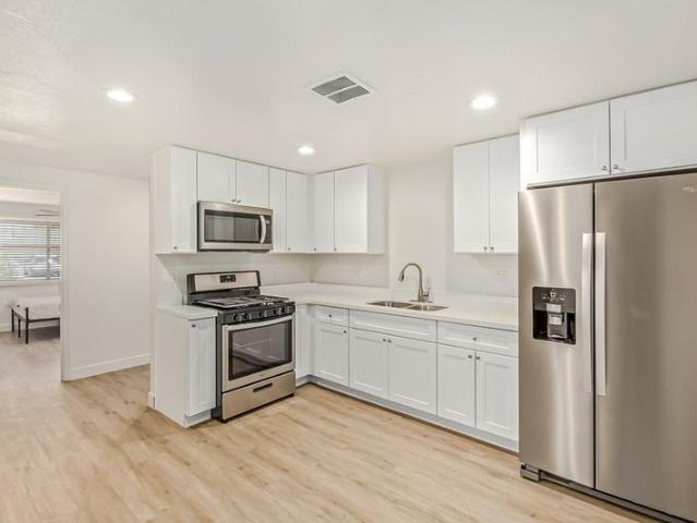 Phoenix House with Dining area. Modern & comfy