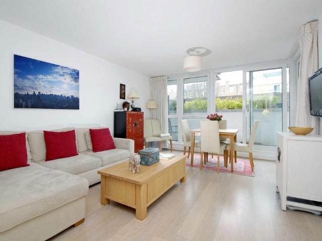 Phoenix Way, London SW18 1 bed flat to rent £2,100 pcm £485 pw