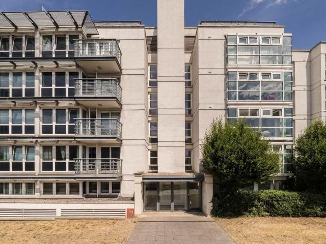 Phoenix Way, London SW18 1 bed flat to rent £2,200 pcm £508 pw