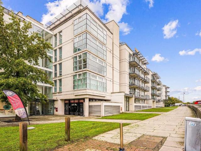 Phoenix Way, London SW18 2 bed flat to rent £2,500 pcm £577 pw