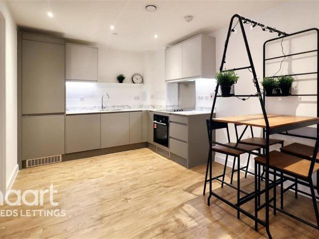 Phoenix 2 bed flat to rent £1,000 pcm £231 pw