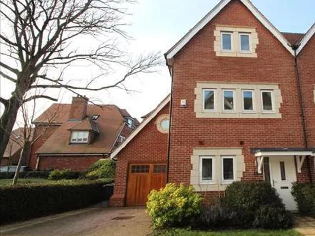 Phelps Lane, London, NW7 1FZ, United Kingdom | 4 bed duplex for rent #127640059 | Rentberry