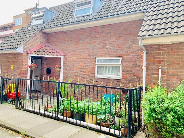 Philchurch Place, Aldgate East E1, Room to rent, £815 pcm | PrimeLocation