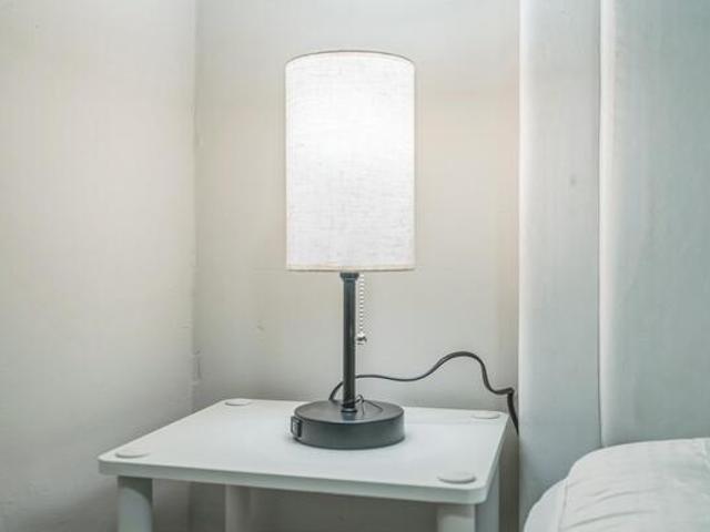 Philadelphia House on Quiet Street. Private In room Work Desk, Dining area. Newly renovated & comfortable
