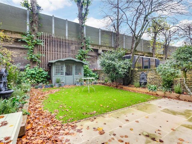 Philbeach Gardens, Earls Court. 2 bed apartment to rent £3,358 pcm £775 pw