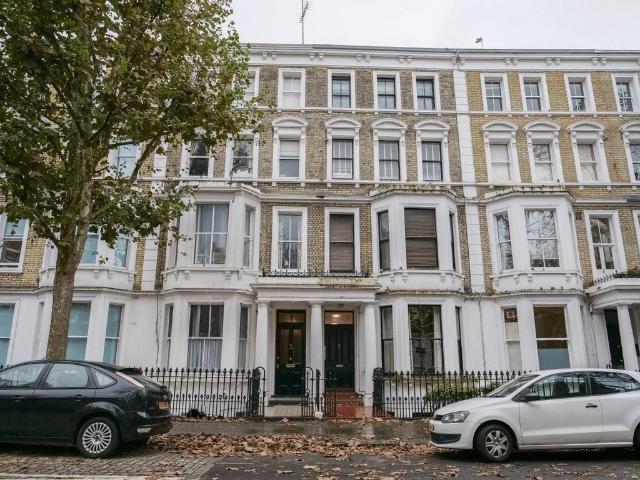 Philbeach Gardens Earls Court Studio to rent £7,367 pcm £1,700 pw