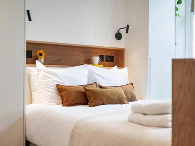 Philbeach Gardens, London, Studio Flat For
