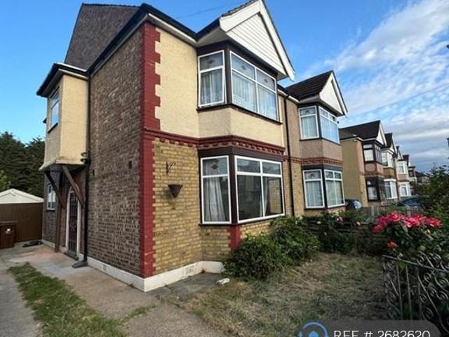 Philip Avenue, Romford, RM7 4 bed semi detached house to rent £2,800 pcm £646 pw