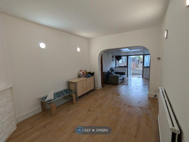 Philip Road, Rainham RM13, 3 bed bungalow to rent, £2,000 pcm | PrimeLocation