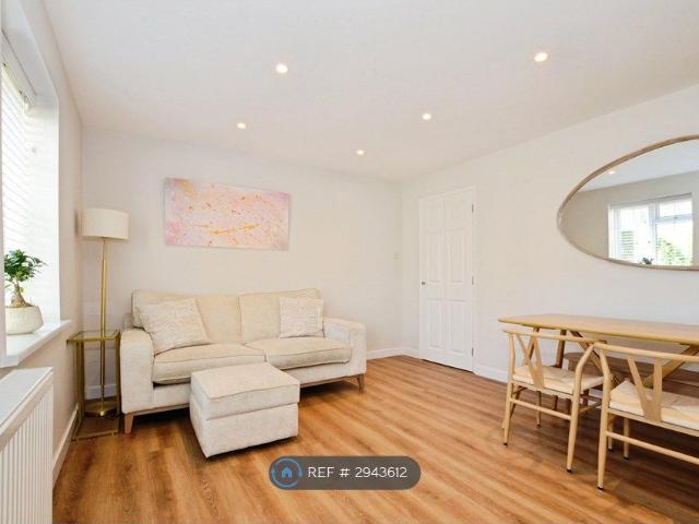 Phillimore Place, Radlett WD7, 2 bed flat to rent, £1,800 pcm | PrimeLocation