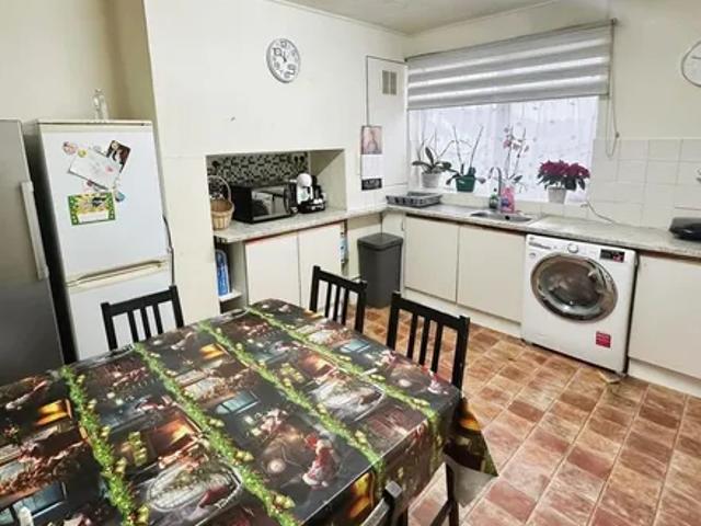 Phillip Shaw, Kenton Road, London, HA3 8AZ, United Kingdom | 3 bed apartment for rent #140399529 | Rentberry