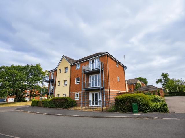 Philmont Court, Bannerbrook Park, CV4 2 bed flat to rent £1,025 pcm £237 pw
