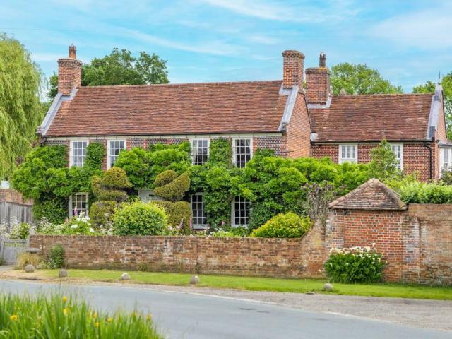 Philpot Lane, Chobham, Surrey, GU24 8HE 5 bed detached house to rent £12,500 pcm £2,885 pw
