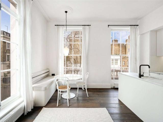 Pimlico pied à terre Monday Wednesday