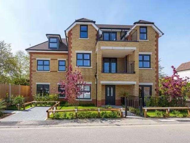 Pincott Road Bexleyheath DA6 2 bed flat to rent £1,850 pcm.