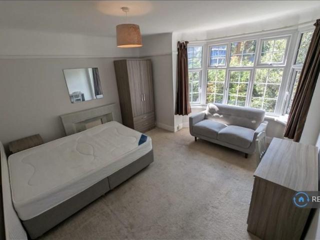 Pine Mansions, Bournemouth, BH1 4 bed flat to rent £2,000 pcm £462 pw