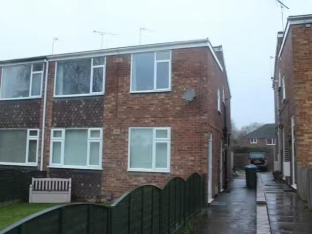 Pine Court, Hockley Lane, Eastern. 2 bed maisonette to rent.