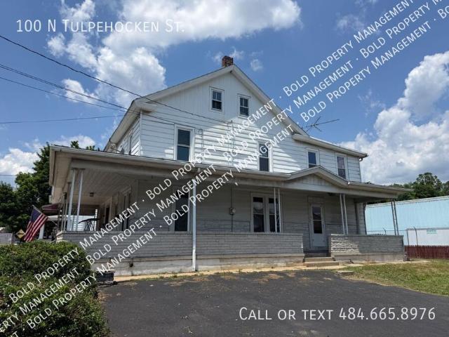 3 bedroom 1.5 bath with detached garage in Pinegrove
