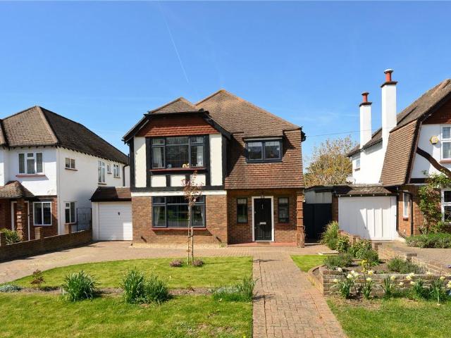 Pine Hill, Epsom, Surrey, KT18 3 bed detached house to rent £4,250 pcm £981 pw