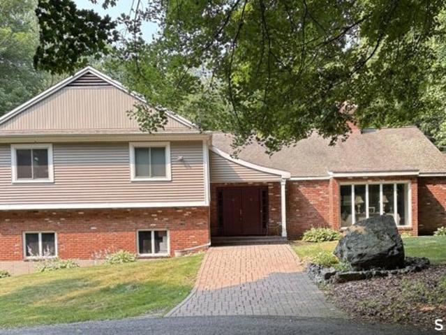 Pine Hollow Dr, Middlebury, Home For Sale