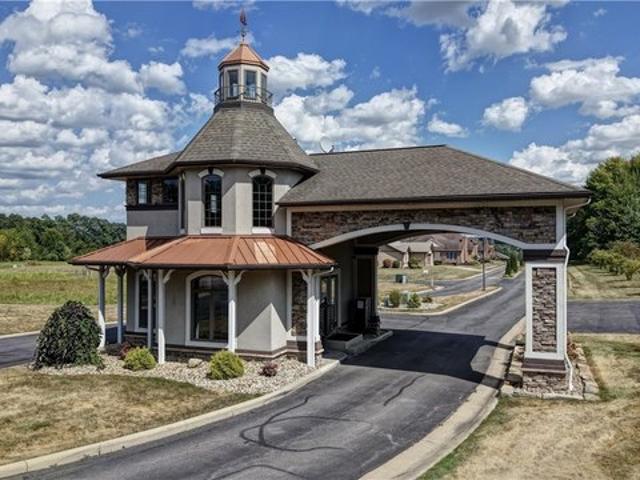 Pine Lake Cv, Columbiana, OH 44408