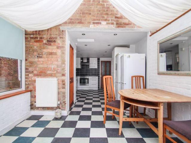 Pine Road, Bournemouth BH9 3 bed detached house to rent £1,900 pcm £438 pw
