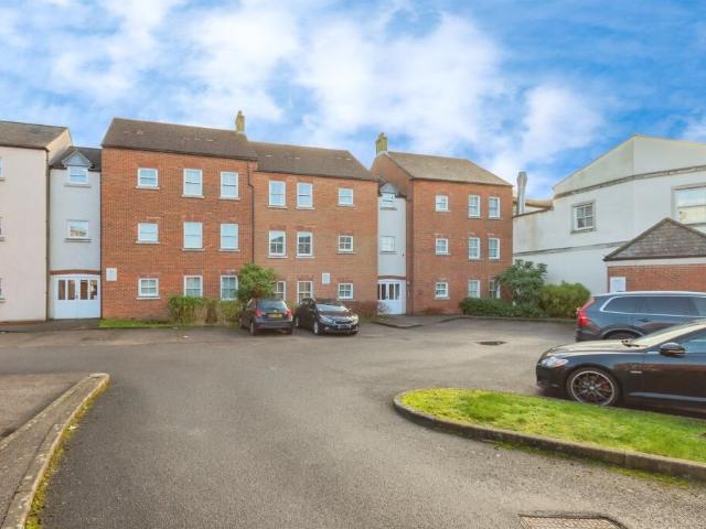 Pine Street, Aylesbury HP19, 2 bed flat to rent, £1,250 pcm | PrimeLocation