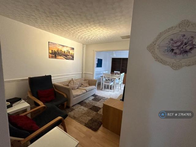 Pine Way, Englefield Green, Egham, TW20 5 bed terraced house to rent £2,350 pcm £542 pw