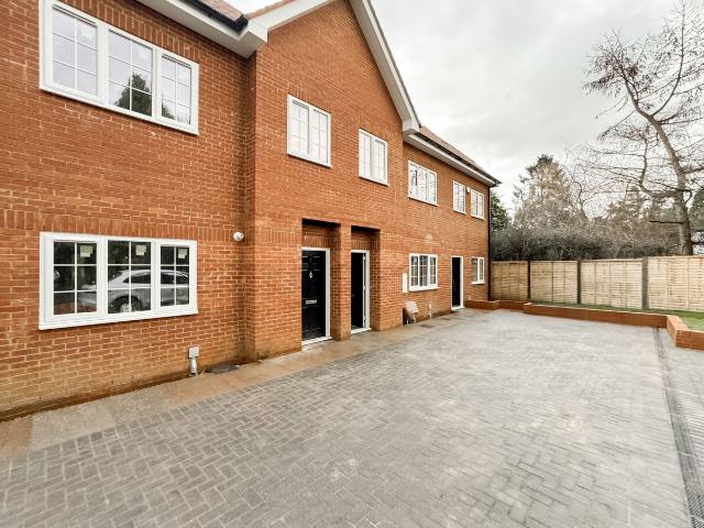 Pinecoat Drive, Kenley CR8, 3 bed property to rent, £2,500 pcm | PrimeLocation
