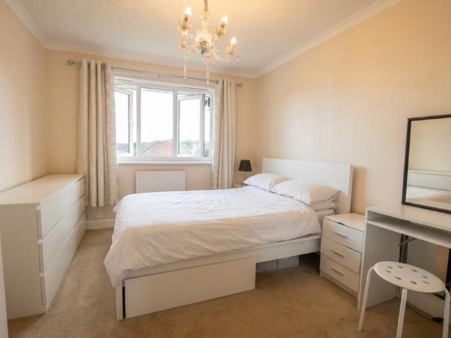 Pinemartin Close, London 1 bed apartment to rent £1,700 pcm £392 pw