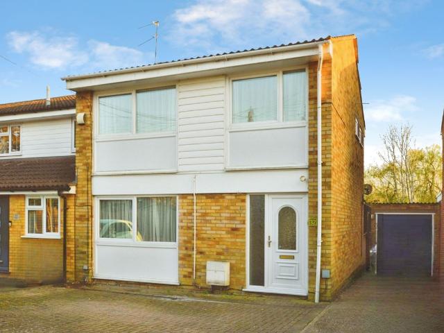 Pinewood Close, St Albans AL4, 3 bed semi detached house to rent, £2,400 pcm | PrimeLocation