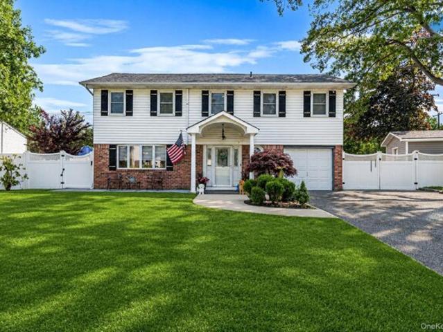 Pinewood Dr, Commack, Home For Sale