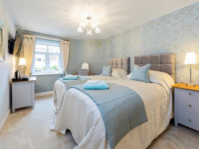 Pinewood Gardens, Southborough, Tunbridge Wells TN4, 2 bed flat to rent, £2,995 pcm | PrimeLocation