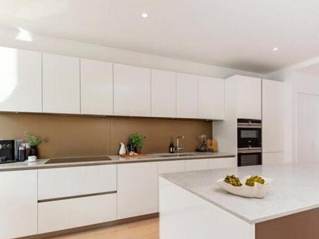 Pinewood Gardens, Teddington, 3 Bedroom Apartment