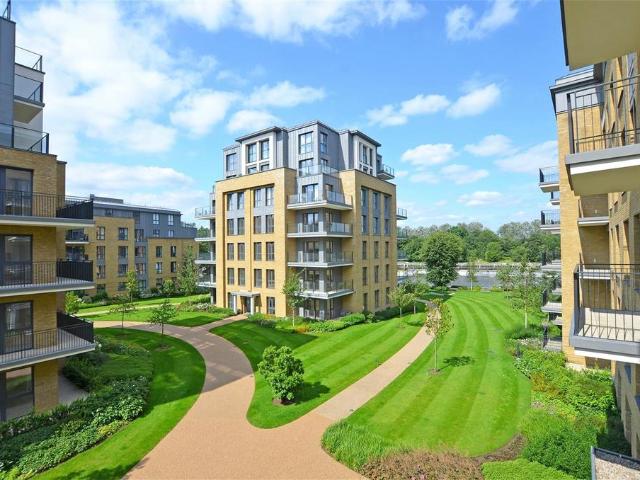 Pinewood Gardens, Teddington 2 bed apartment to rent £3,240 pcm £748 pw