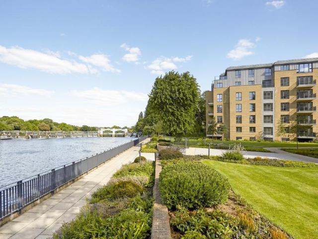 Pinewood Gardens Teddington TW11 2 bed apartment to rent £3,360 pcm £775 pw