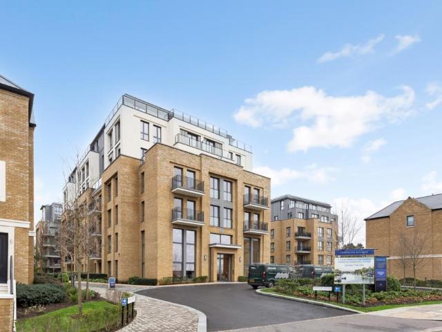 Pinewood Gardens Teddington TW11 3 bed flat to rent £4,895 pcm £1,130 pw