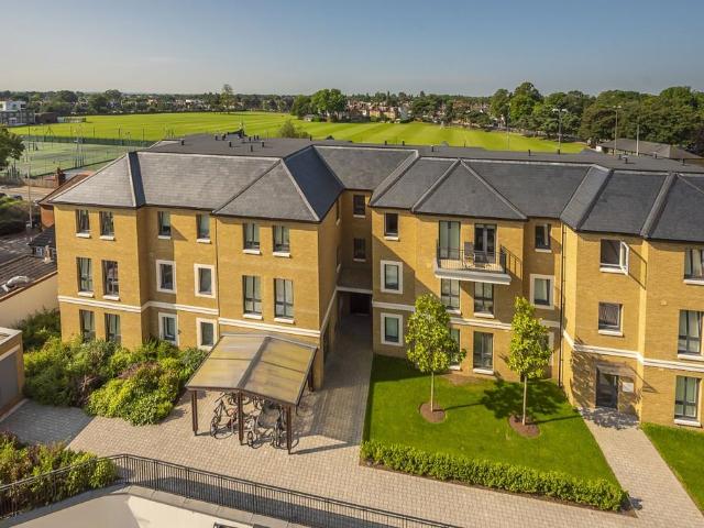 Pinewood Gardens Teddington TW11 3 bed flat to rent £4,990 pcm £1,152 pw