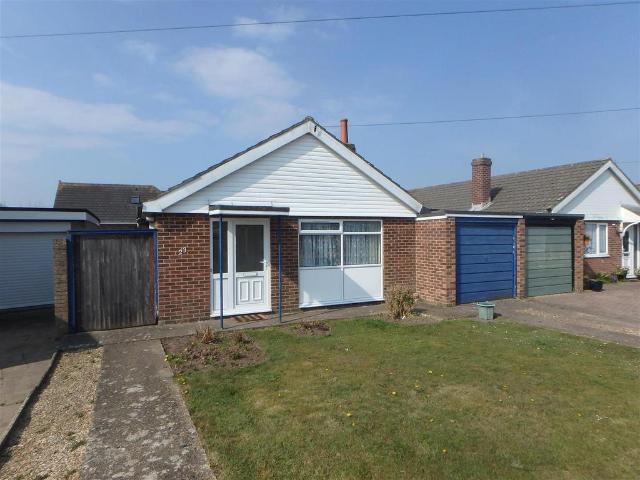 Pinewood Road, Hordle, Lymington. 2 bed detached bungalow to rent £1,395 pcm £322 pw