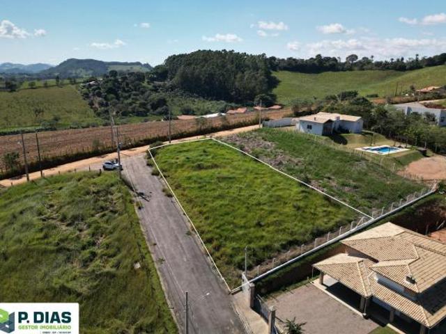 Pinhalzinho: O Refúgio Perfeito em um Terreno de Esquina com Vista Deslumbrante