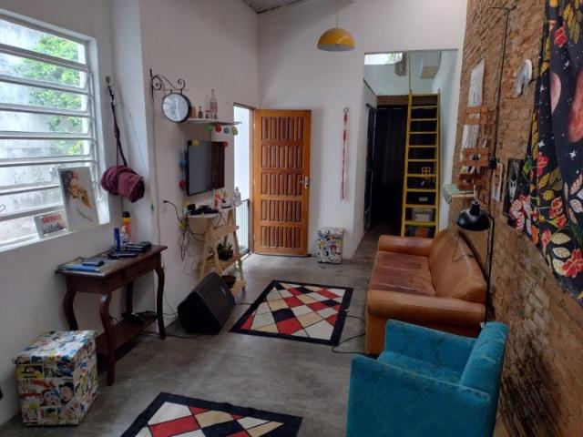 Pinheiros: quarto em casa a dois minutos do metrô Faria Lima