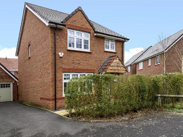 Pinkney Road, Coate, Swindon. 4 bed detached house to rent £1,950 pcm £450 pw