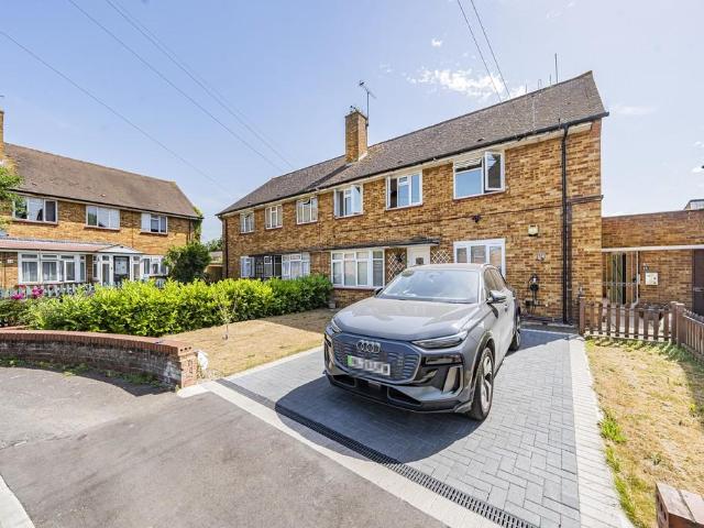 Pinn Close, Uxbridge UB8 2 bed apartment to rent £1,650 pcm £381 pw