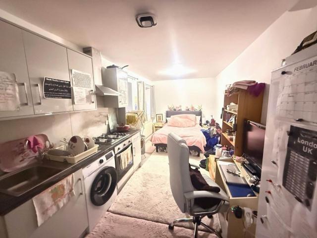 Pinn Close, Uxbridge UB8, Studio to rent, £1,200 pcm | PrimeLocation